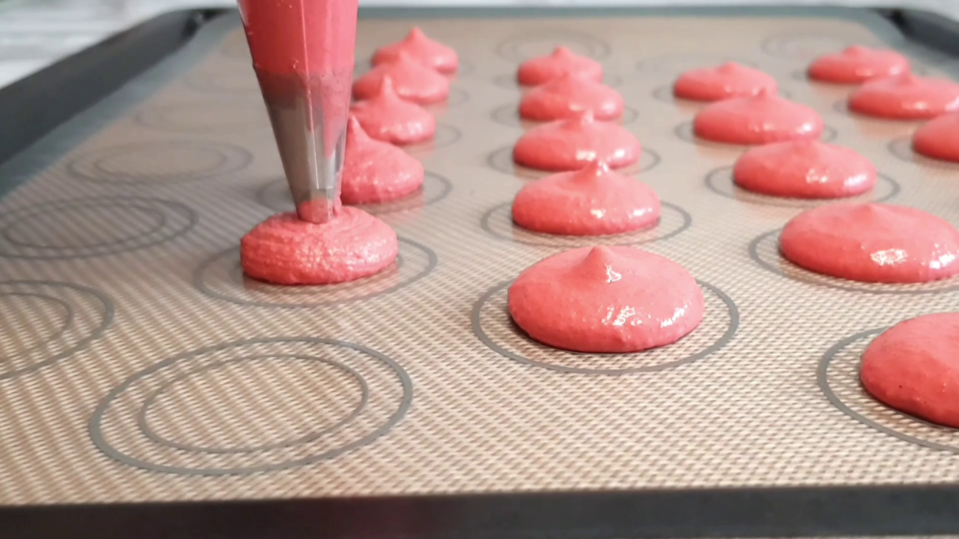Raspberry and White Chocolate Macarons - CookingFantasies